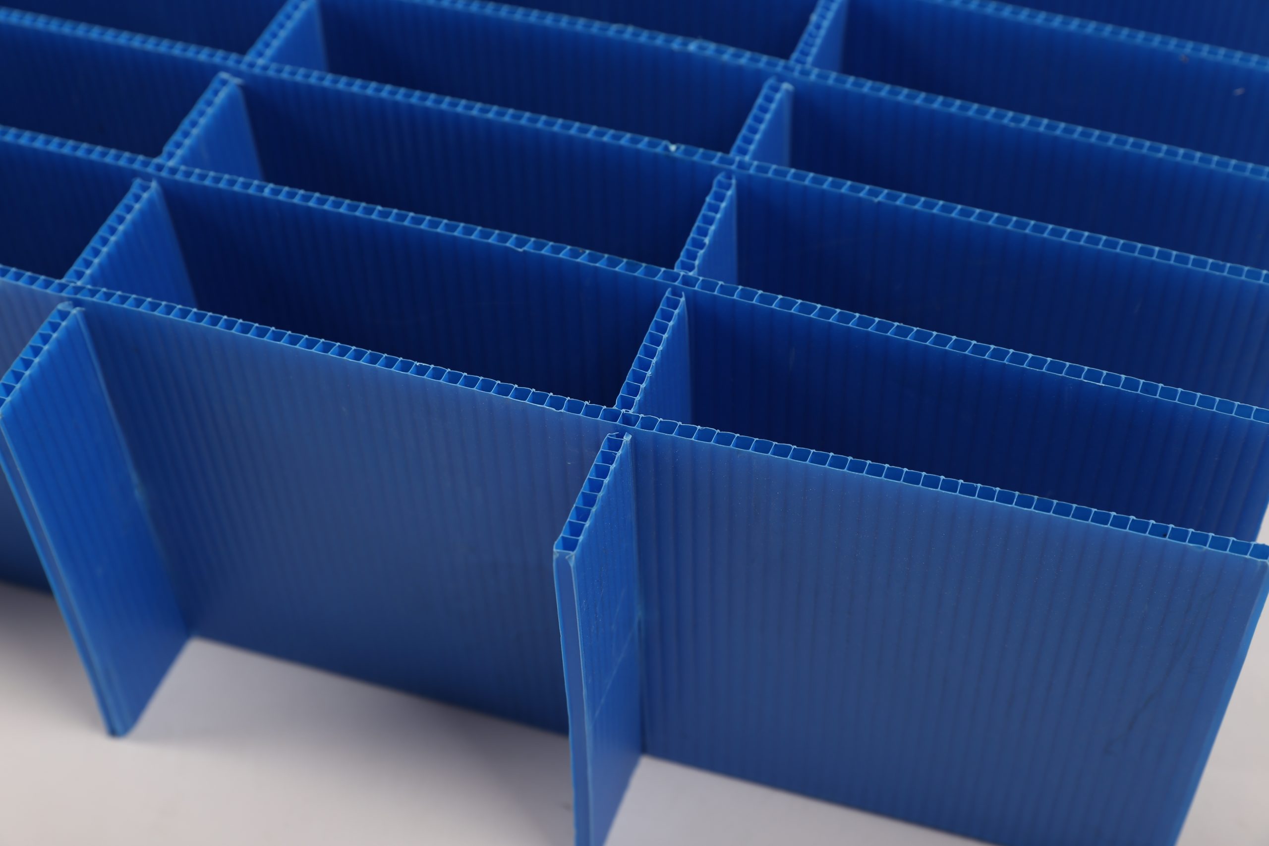 How to cut corrugated plastic sheet with JWEI’s digital cutting tables ...